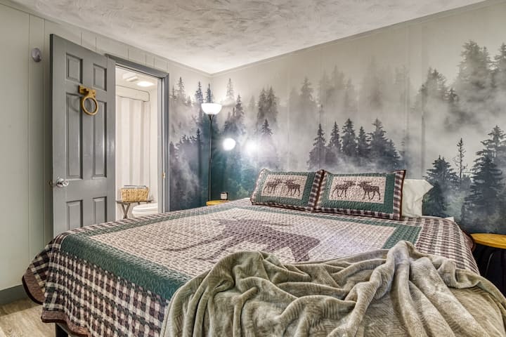 Moose Theme Suite, King Bed And Private Hot Tub - Gatlinburg, TN