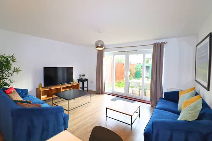 Addlestone: Stylish & Modern Four Bedroom (Three & - Woking