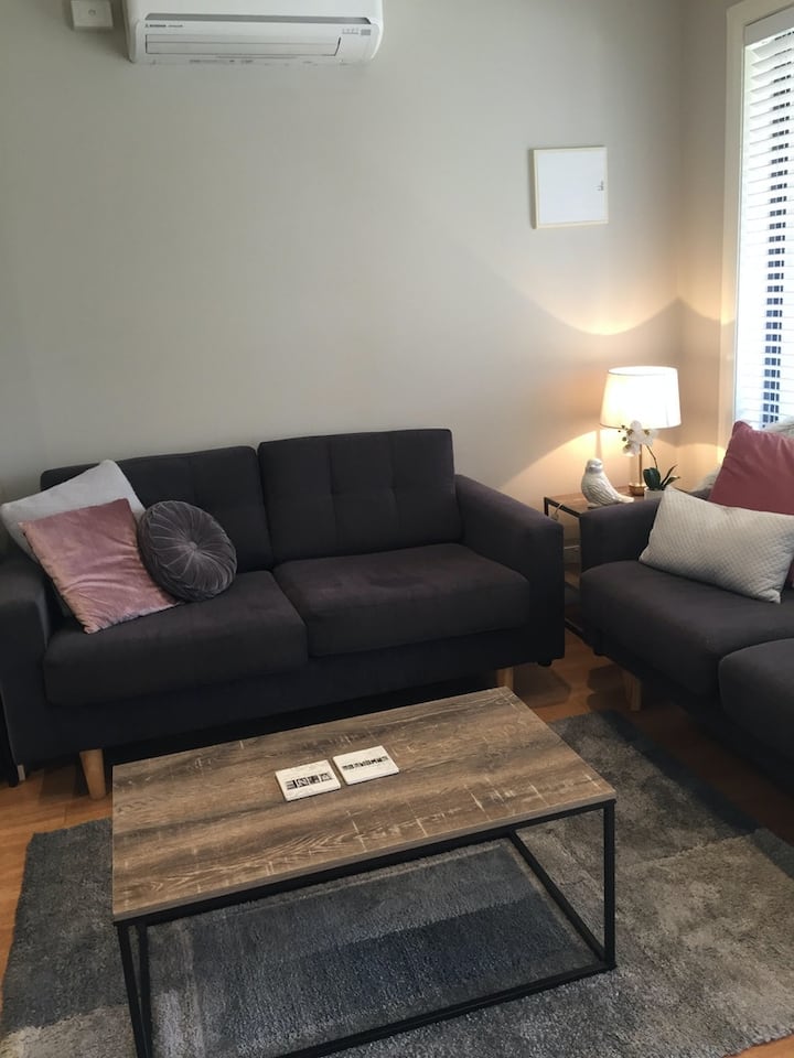 Grevillea Gardens Apartment 3 - Bright