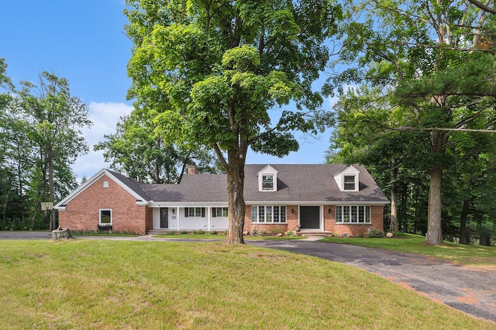 Large Home By Castle Farms;bridal Wedding Families - Charlevoix, MI