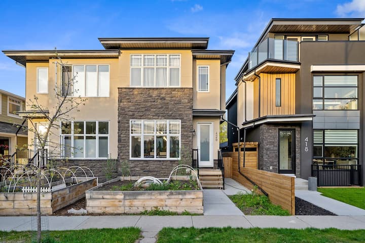 The Grand Yyc:  Sleeps 23 | 3 Mins To Downtown - Calgary