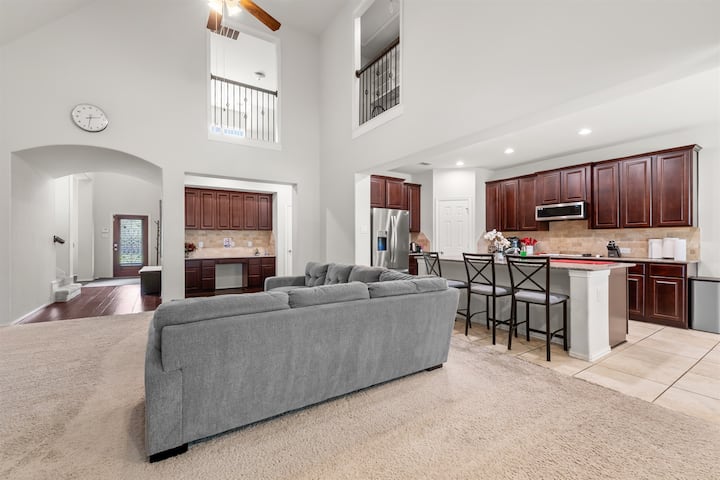Clean, Modern & Spacious 4600 Sqft Home, Sleeps 16 - The Woodlands, TX