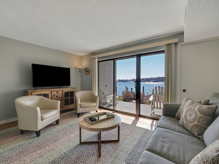 108 Edgewater Inn - Charlevoix, MI