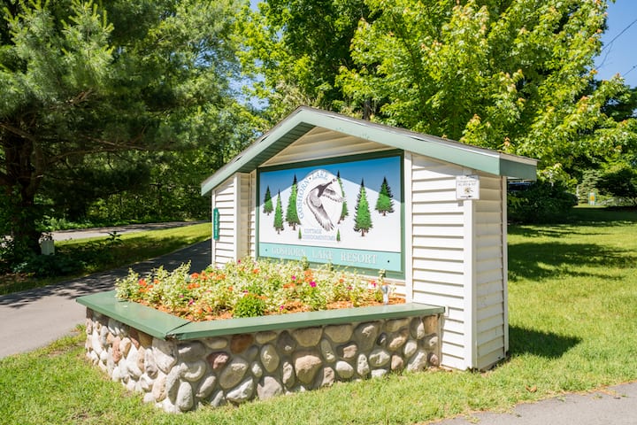 Goshorn Lake Resort- Community Pool, Lake Access! - Holland Tulip Time Festival