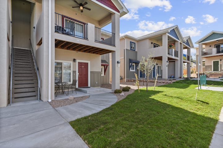 New Downstairs Condo-mins To Downtown-pet Friendly - Colorado Springs, CO