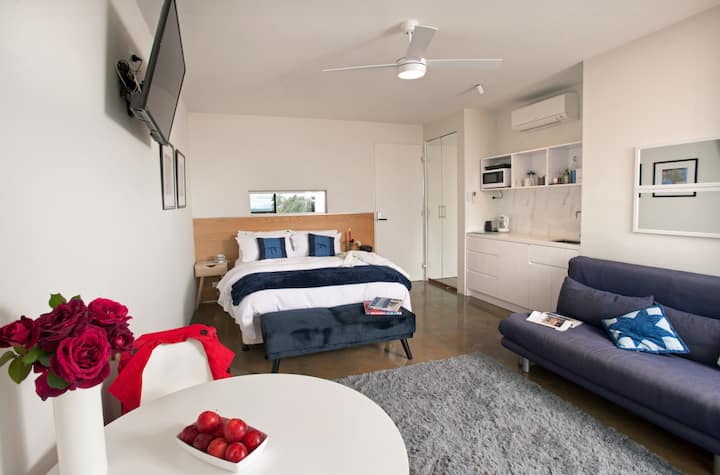 Hanging Rock Views Stunning King Suite - Woodend