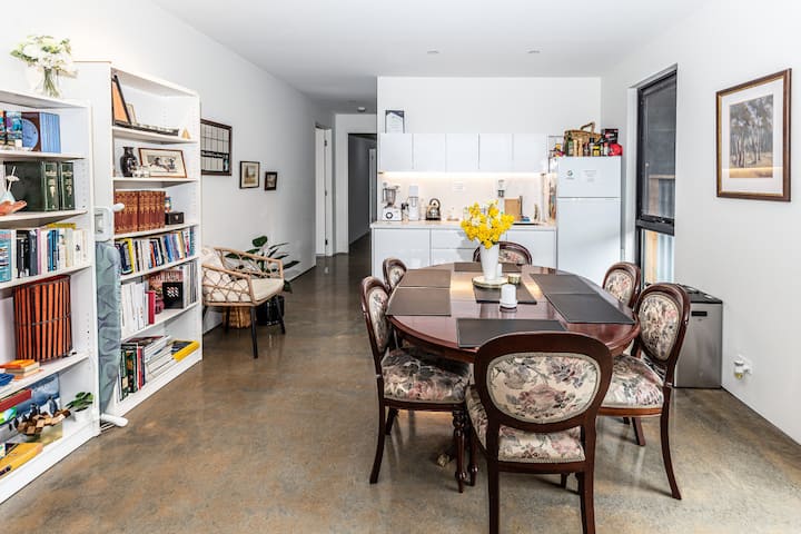 Hanging Rock Views Deluxe Queen Suite - Woodend