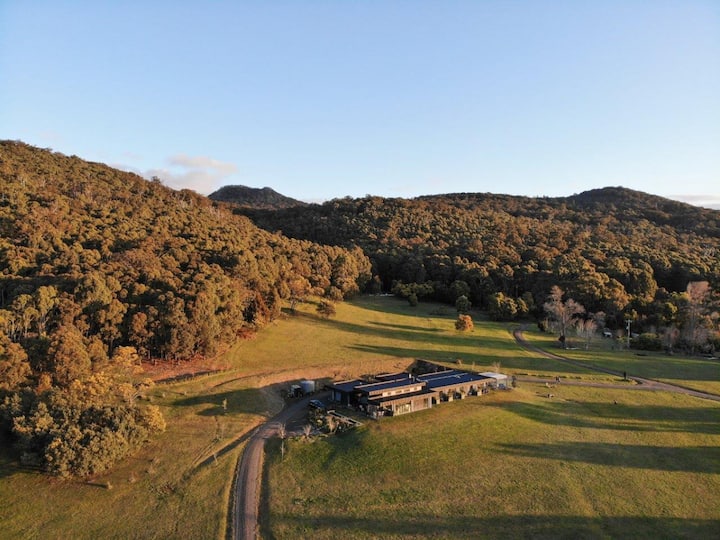 Hanging Rock Views Deluxe Queen Suite - Lancefield