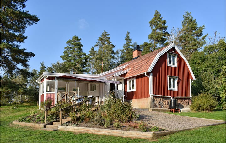 Amazing Home In Hagalund/mjölby - Mjölby