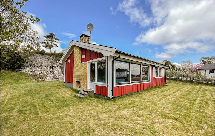 Amazing Home In Höviksnäs With Kitchen - Stenungsund