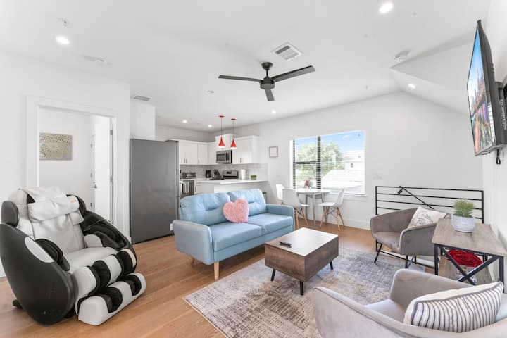 East Downtown 3br Condo | Free Parking | Sleeps 7 - Austin, TX