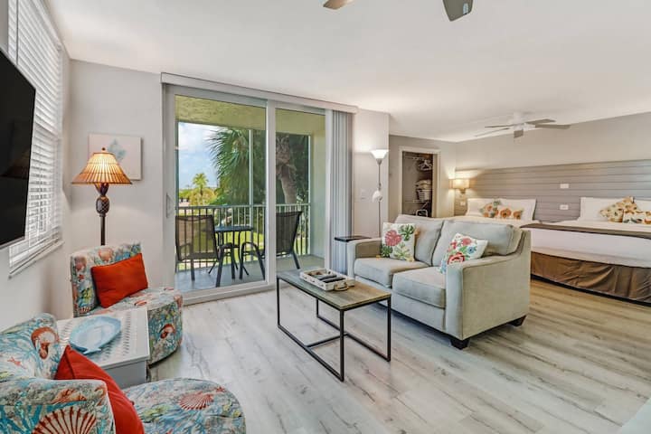 2 Queen Beds | Free Wifi |  Heated Pools | Free Parking | Steps To Bonita Beach - Estero, FL