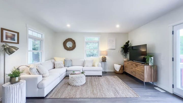 Fresh Air And Bright Spaces - King Bed! - Clinton