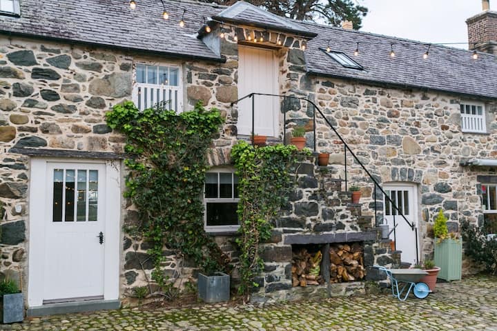 Tal Y Bont Uchaf Courtyard - Beaumaris