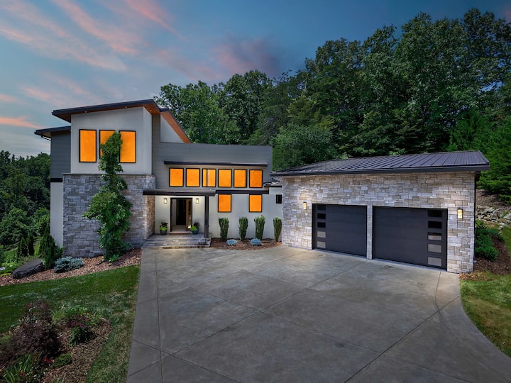 Luxe 5br W/ Home Theater | Free Tix | Firepit - Weaverville, NC