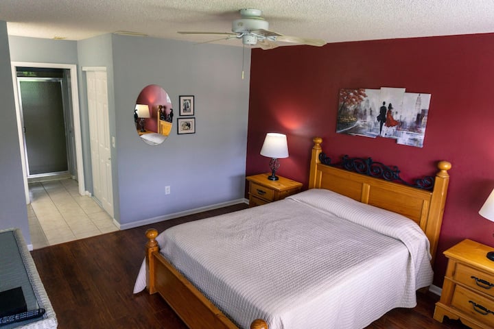 Prime Location! 3 Great Units, Free Parking, Pool - Bradenton, FL