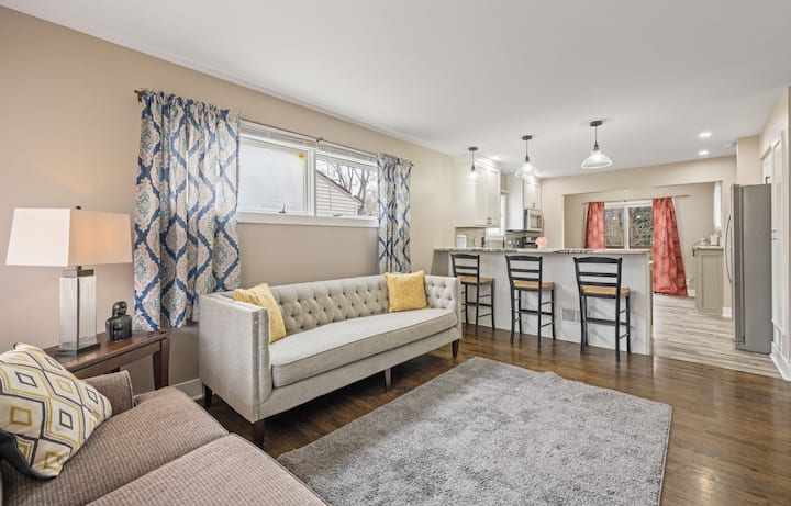 Spacious 4br | Family & Work Friendly | Pets Ok - Omaha, NE