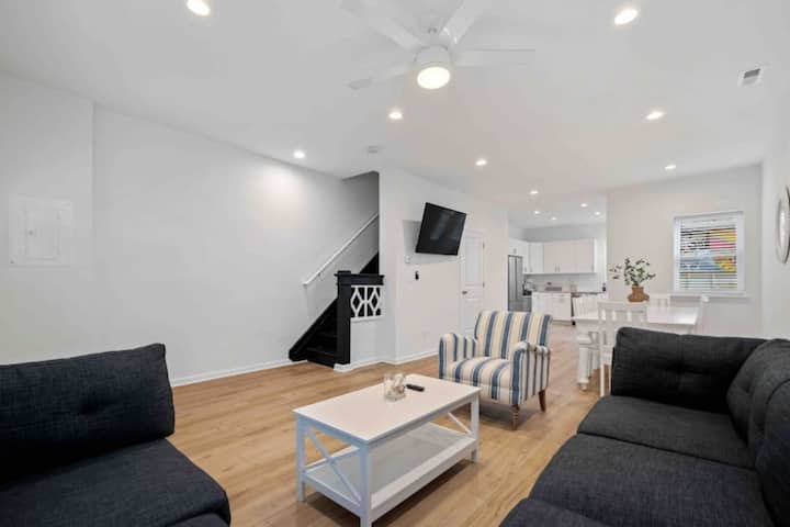 Rhythm & Spirits Beach House: 1-block To Boardwalk - Atlantic City, NJ