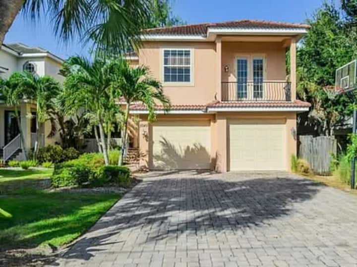 Heated Pool & Infrared Sauna, 2 Min To Beach - Siesta Key, FL