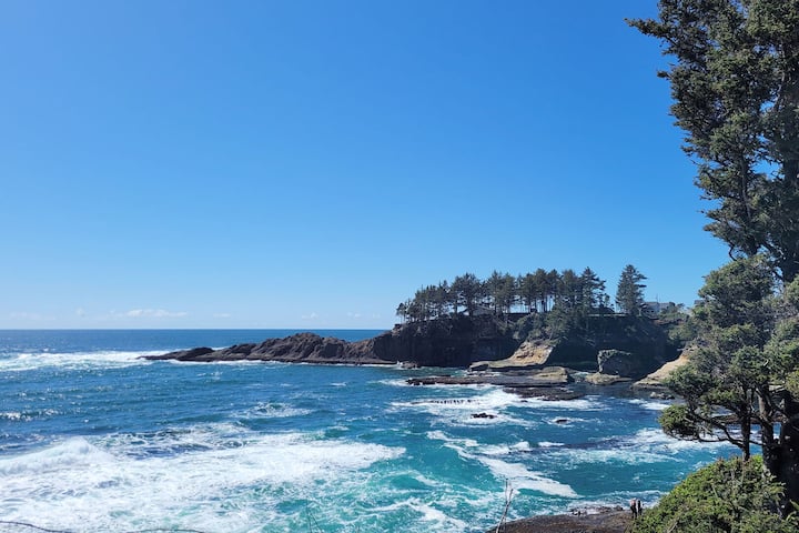 Ocean Front Spectacular Views!  Walk To Everything - Depoe Bay, OR