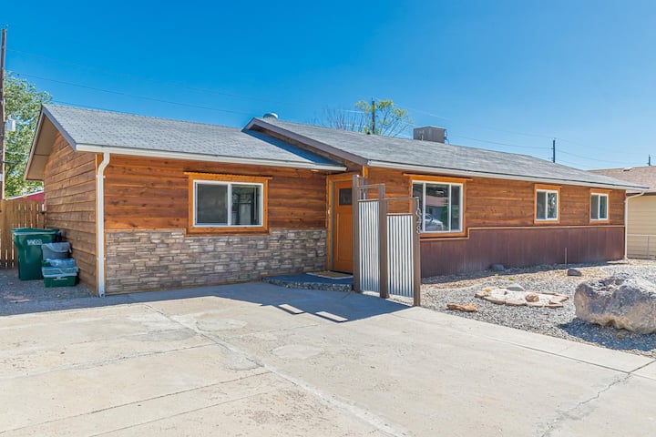 Topo: Backyard Oasis, Fire Pit & Fenced - Fruita, CO