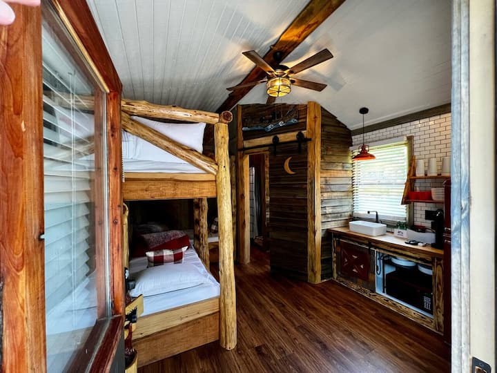 Cub Cabin Bunkhouse At Natural State Cabins - Lake Catherine State Park, Hot Springs