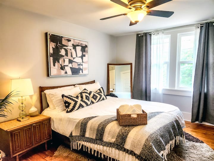 *The Urban Island* South Knox Home W/ Huge Yard - Knoxville, TN