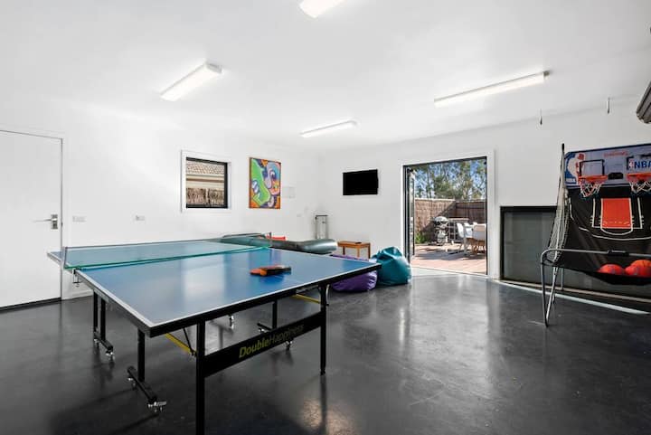Games Room & Views - Dundundra Villa - Drysdale