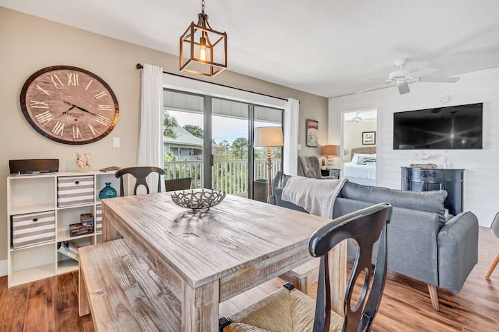 Short Walk To White Sandy Beaches! - Seaside, FL