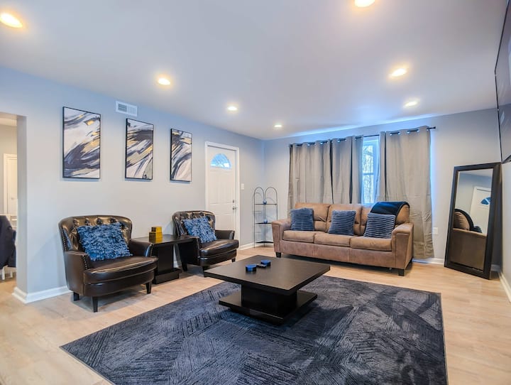 5 Roku Tvs | Garage | King | Fast Wifi | Hoover - New Albany, OH