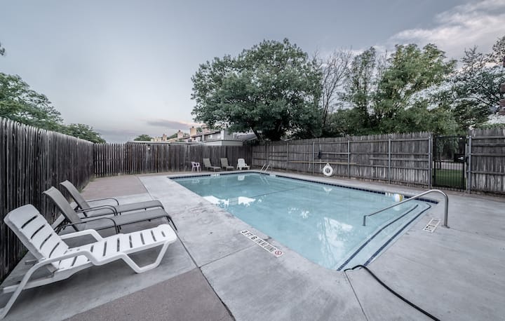 Sunny Side Town Home - 2br/2ba - Seasonal Pool - Lubbock