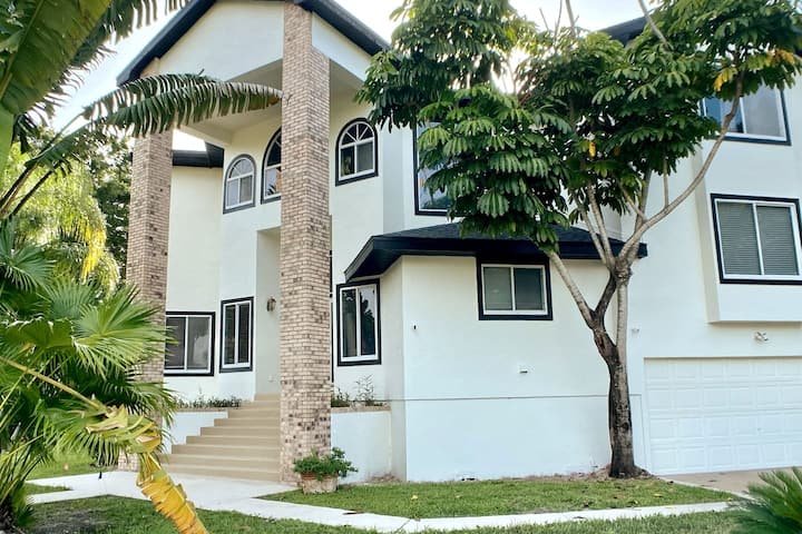 Mansion W/ Pool,  Canal And Luxury Amenities! - Palm Harbor, FL