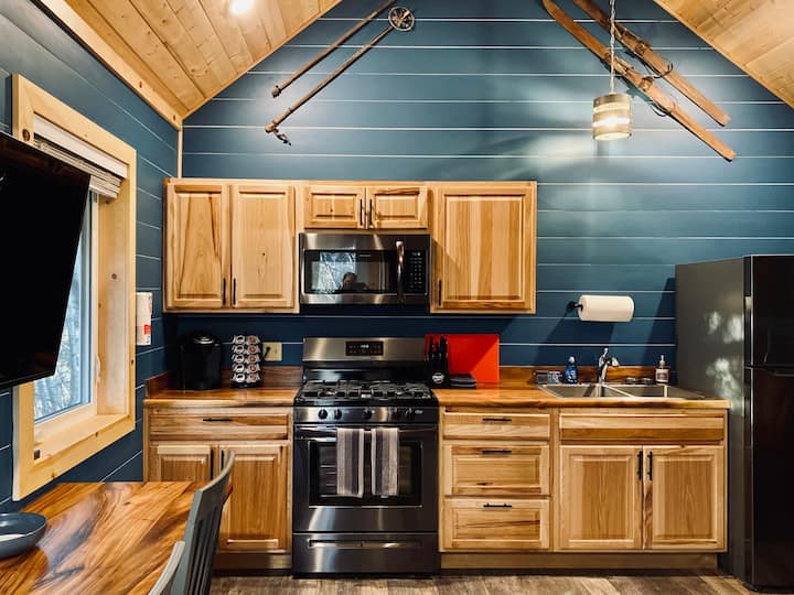 Spruce · Epic Tiny Home W/ Private Hot Tub! - Homer, AK