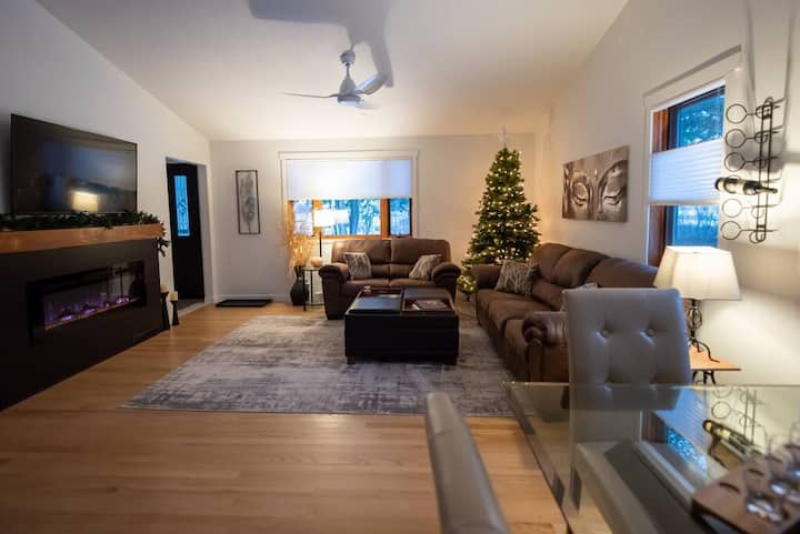 Comfort & Fun: House + Game Room & Fitness Room - Decorah, IA