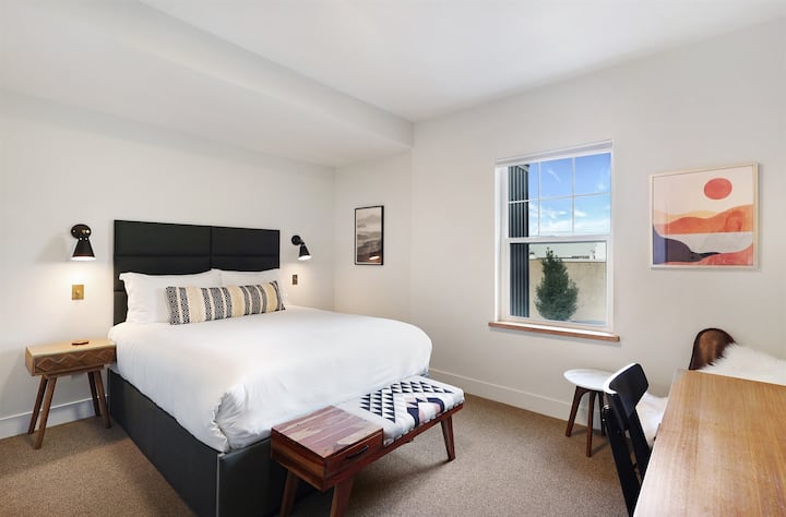 Summit Lofts, Downtown Mt Shasta, Queen Bed, #208 - Mount Shasta, CA