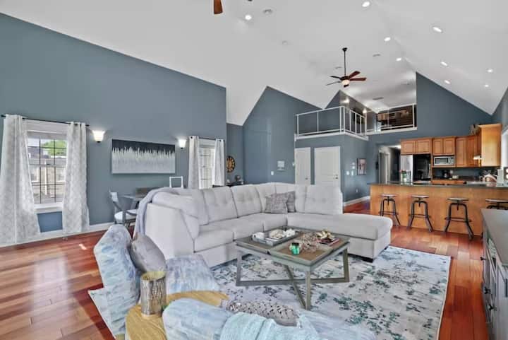 Brewers Hill Belle, 2 Bed + Loft & Balcony - Milwaukee, WI