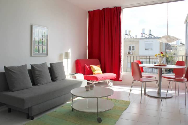 ->For The Young At Heart – Steps From The Beach - Tel Aviv-Yafo