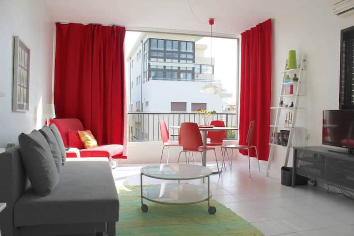 ->For The Young At Heart – Steps From The Beach - Tel Aviv-Yafo