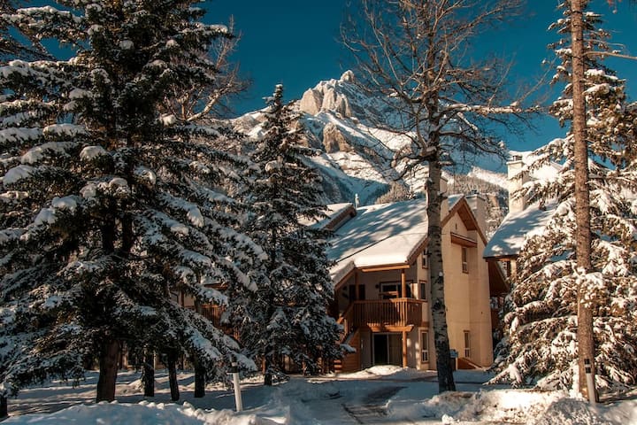 Great 4 Bedroom Mtn Condo W/ Hot Tub&pool - Banff