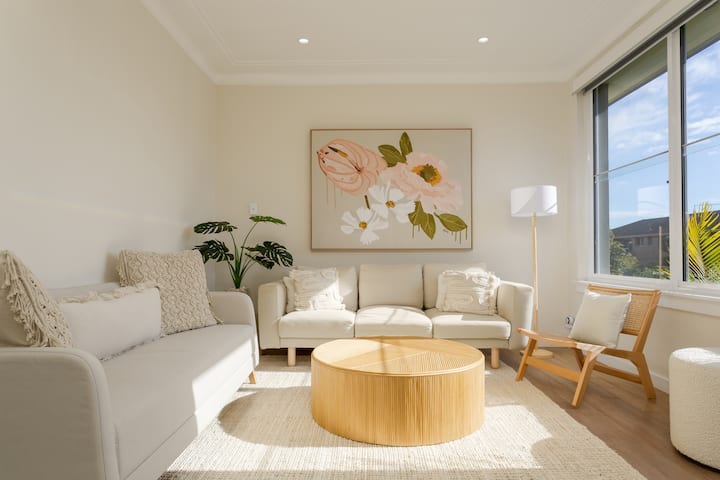 Idyllic 4-bed Home With Alfresco Area Near Beach - Northern Beaches Council