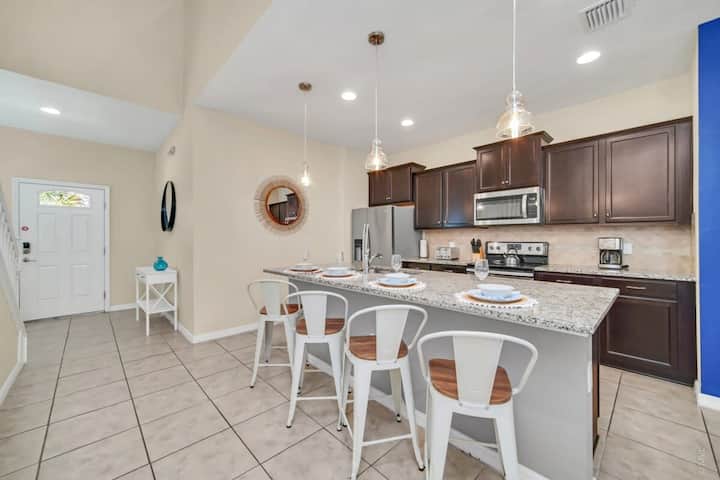 Private Pool, Themed Kids Suites & Movie Room - Florida