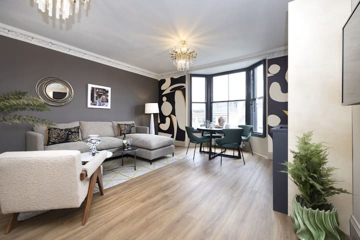 Spacious Apartment With Castle View - Edinburgh