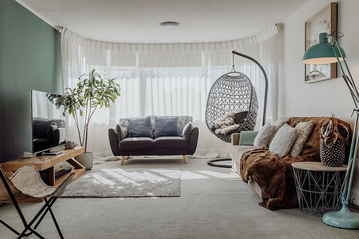 Beach Break - Central, Spacious Beach Bungalow - Hokitika