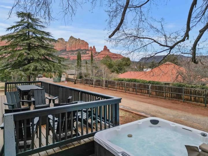 Spectacular Uptown Home W/ Red Rock Views, Hot Tub - Munds Park, AZ