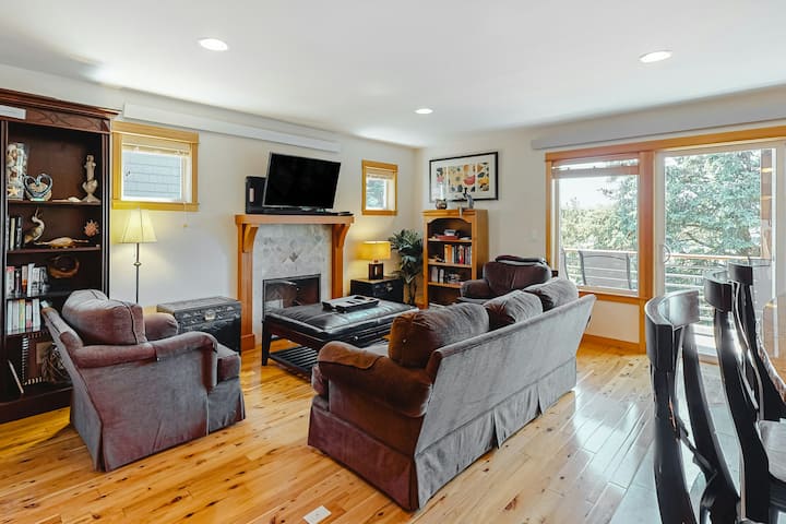 Spacious 3br Home | Fireplace | Deck - Manzanita, OR
