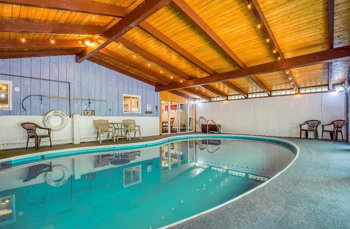 Expansive Lodge, Heated Pool, Game Room, Sauna - New Hampshire
