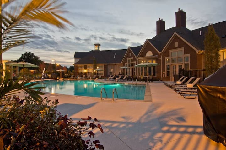 Spotless Monthly 2br | Top Floor + Pool + Parking - Galena, OH