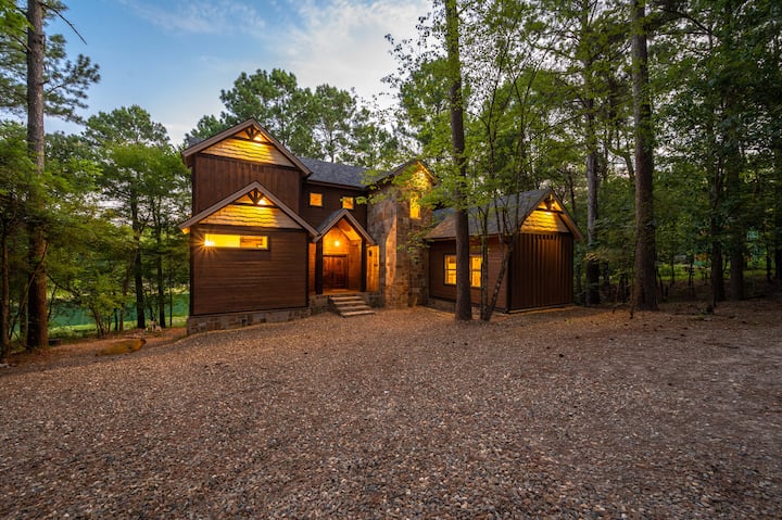 Stunning Oversized Porch Overlooking Pine Lake. Jacuzzi Hot Tub, Outdoor See Through Fireplace! - Oklahoma