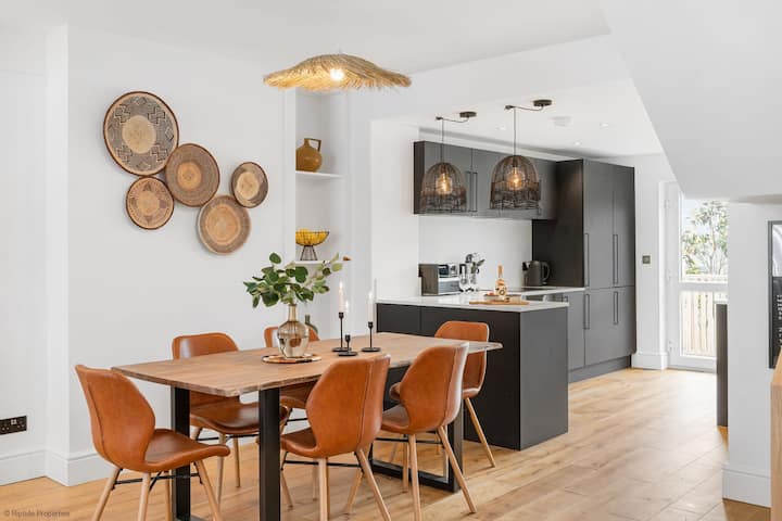 Stylish & Modern Home, Central Newquay W/parking - Fistral Beach