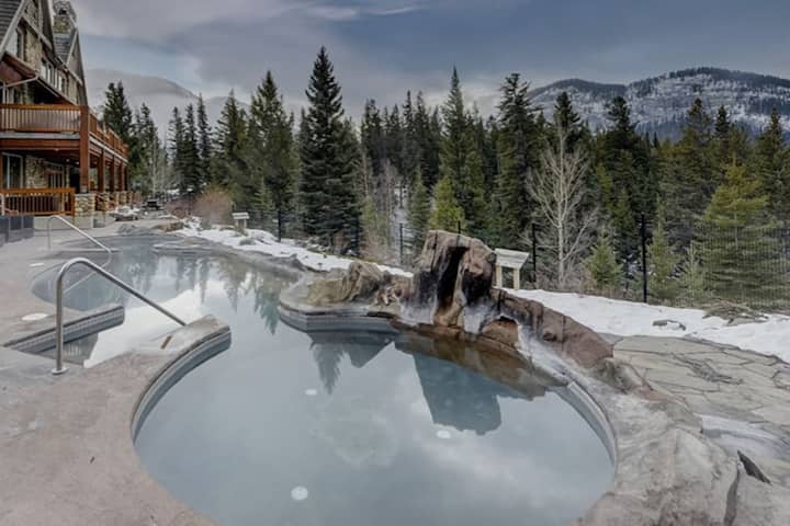 Mountain Top Escape W/ Pool, Hot Tub + Games Room! - Banff